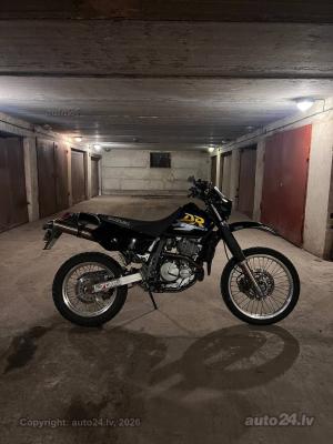 Melns Suzuki DR 650 1997 Tallina, ar dzinēja tilpumu 0.65 L un nobraukumu 35 tūkst. km par 4475 €, foto 3 vietnē AUTOMOTO.COM.LV