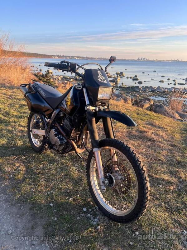 Melns Suzuki DR 650 1997 Tallina, ar dzinēja tilpumu 0.65 L un nobraukumu 35 tūkst. km par 4475 €, foto 3 vietnē AUTOMOTO.COM.LV