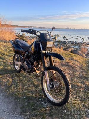 Melns Suzuki DR 650 1997 Tallina, ar dzinēja tilpumu 0.65 L un nobraukumu 35 tūkst. km par 4475 €, foto 4 vietnē AUTOMOTO.COM.LV