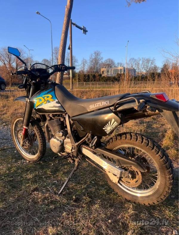 Melns Suzuki DR 650 1997 Tallina, ar dzinēja tilpumu 0.65 L un nobraukumu 35 tūkst. km par 4475 €, foto 6 vietnē AUTOMOTO.COM.LV