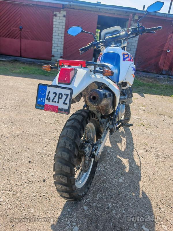 Белый Сузуки DR 650 1995 в Тапа, объемом двигателя 0.64 л и пробегом 31 тыс. км за 3300 €, фото 4 на AUTOMOTO.COM.LV
