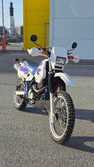 White Suzuki DR 650 2002 in Tallinn, with an engine capacity of 0.64 L and mileage of 33 thousand km for 2500 €, photo 3 on AUTOMOTO.COM.LV