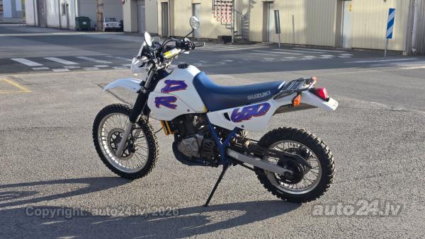 Balts Suzuki DR 650 2002 Tallina, ar dzinēja tilpumu 0.64 L un nobraukumu 33 tūkst. km par 2500 €, foto 3 vietnē AUTOMOTO.COM.LV