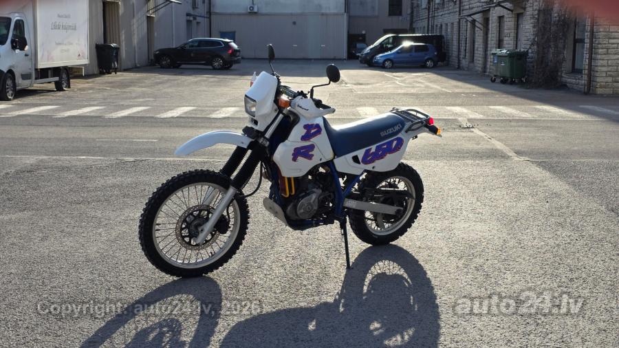 White Suzuki DR 650 2002 in Tallinn, with an engine capacity of 0.64 L and mileage of 33 thousand km for 2500 €, photo 5 on AUTOMOTO.COM.LV