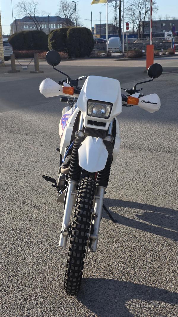 Balts Suzuki DR 650 2002 Tallina, ar dzinēja tilpumu 0.64 L un nobraukumu 33 tūkst. km par 2500 €, foto 8 vietnē AUTOMOTO.COM.LV