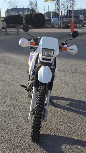 White Suzuki DR 650 2002 in Tallinn, with an engine capacity of 0.64 L and mileage of 33 thousand km for 2500 €, photo 9 on AUTOMOTO.COM.LV