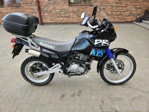 Melns Suzuki DR 1995 Mažeikiai, ar dzinēja tilpumu 0.65 L un nobraukumu 42 tūkst. km par 1600 €, foto  vietnē AUTOMOTO.COM.LV