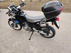 Melns Suzuki DR 1995 Mažeikiai, ar dzinēja tilpumu 0.65 L un nobraukumu 42 tūkst. km par 1600 €, foto 2 vietnē AUTOMOTO.COM.LV