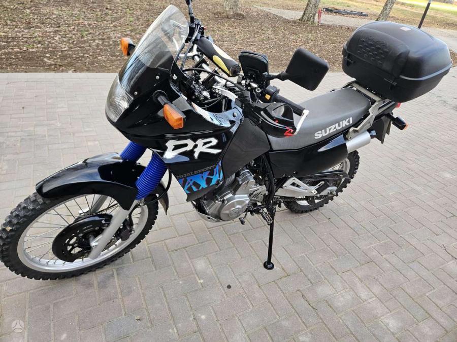 Melns Suzuki DR 1995 Mažeikiai, ar dzinēja tilpumu 0.65 L un nobraukumu 42 tūkst. km par 1600 €, foto 3 vietnē AUTOMOTO.COM.LV
