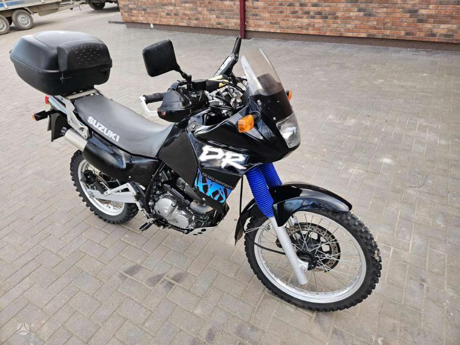 Melns Suzuki DR 1995 Mažeikiai, ar dzinēja tilpumu 0.65 L un nobraukumu 42 tūkst. km par 1600 €, foto 5 vietnē AUTOMOTO.COM.LV