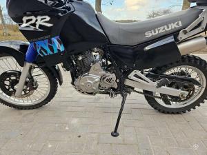 Melns Suzuki DR 1995 Mažeikiai, ar dzinēja tilpumu 0.65 L un nobraukumu 42 tūkst. km par 1600 €, foto 7 vietnē AUTOMOTO.COM.LV
