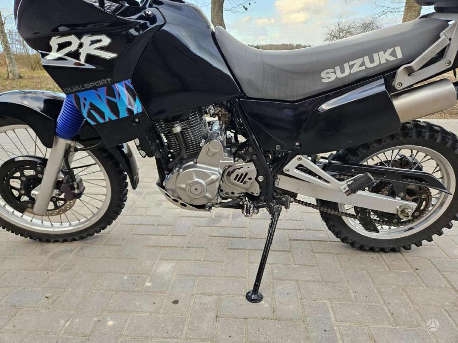 Melns Suzuki DR 1995 Mažeikiai, ar dzinēja tilpumu 0.65 L un nobraukumu 42 tūkst. km par 1600 €, foto 7 vietnē AUTOMOTO.COM.LV