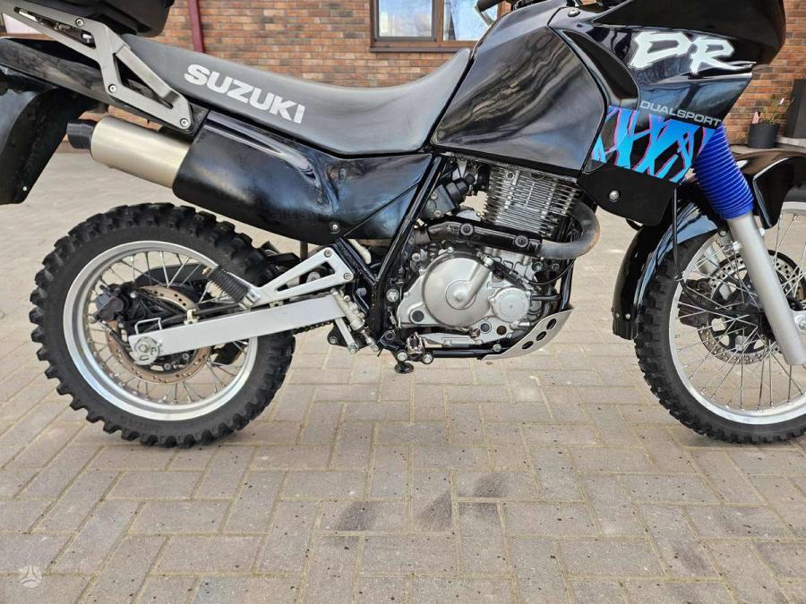 Melns Suzuki DR 1995 Mažeikiai, ar dzinēja tilpumu 0.65 L un nobraukumu 42 tūkst. km par 1600 €, foto 8 vietnē AUTOMOTO.COM.LV