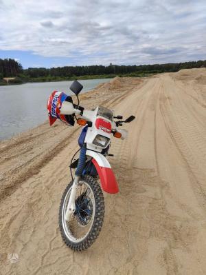 Suzuki DR 1990 Kauņa, ar dzinēja tilpumu 0.65 L un nobraukumu 41 tūkst. km par 3199 €, foto  vietnē AUTOMOTO.COM.LV