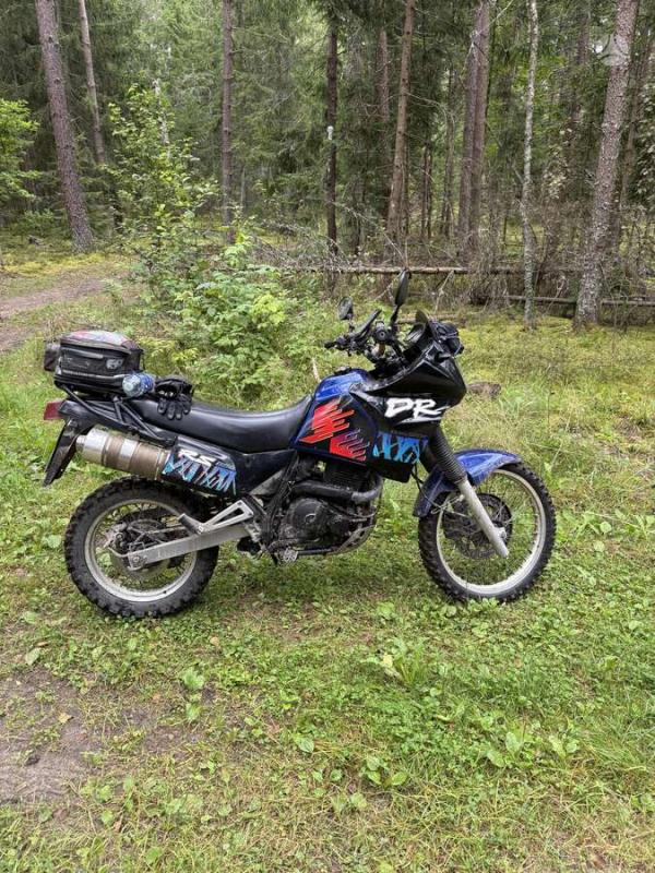 Suzuki DR 1994 Lazdijai, ar dzinēja tilpumu 0.65 L un nobraukumu 35 tūkst. km par 1750 €, foto 2 vietnē AUTOMOTO.COM.LV