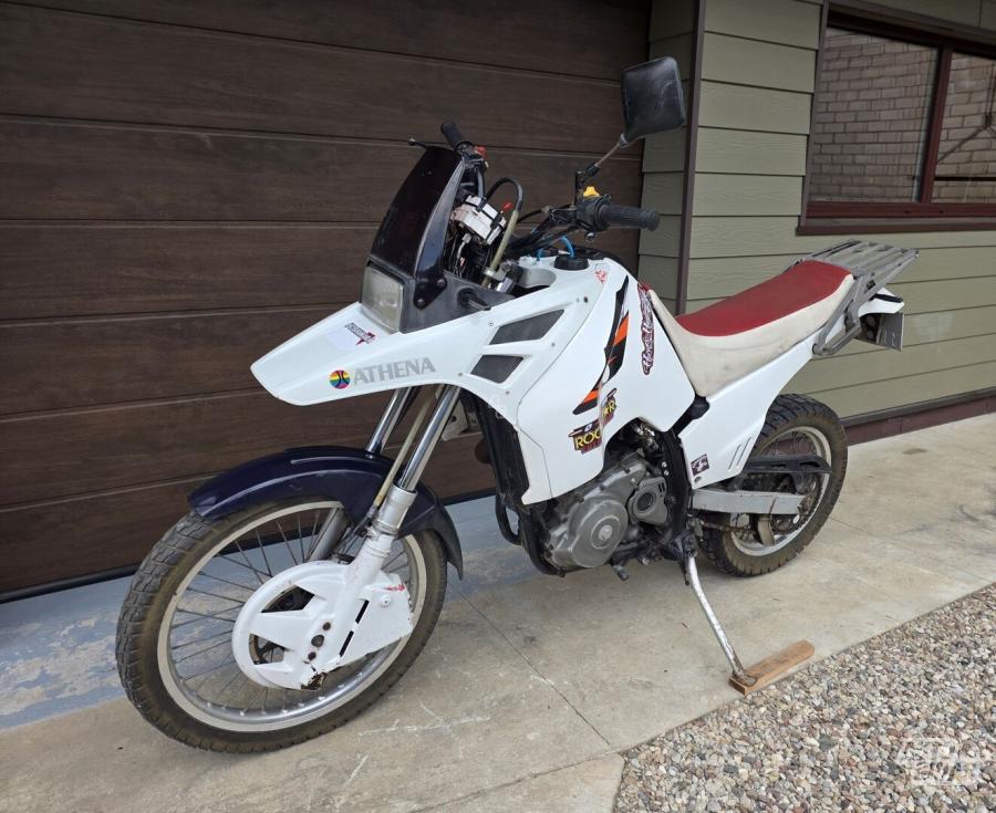 White Suzuki DR 1990 in Pasvalys, with an engine capacity of 0.75 L and mileage of 45 thousand km for 999 €, photo 1 on AUTOMOTO.COM.LV