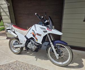 White Suzuki DR 1990 in Pasvalys, with an engine capacity of 0.75 L and mileage of 45 thousand km for 999 €, photo 4 on AUTOMOTO.COM.LV