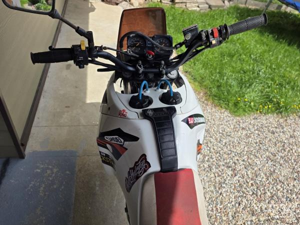 Balts Suzuki DR 1990 Pasvalys, ar dzinēja tilpumu 0.75 L un nobraukumu 45 tūkst. km par 999 €, foto 8 vietnē AUTOMOTO.COM.LV