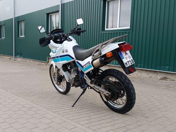 White Suzuki DR 1991 in Telschi, with an engine capacity of 0.65 L and mileage of 40 thousand km for 1500 €, photo 6 on AUTOMOTO.COM.LV