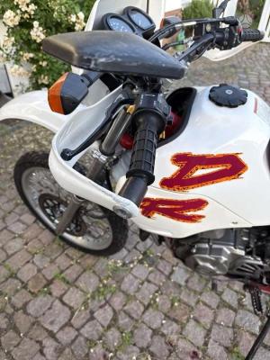 Balts Suzuki DR 1994 Klaipėda, ar dzinēja tilpumu 0.65 L un nobraukumu 29 tūkst. km par 1800 €, foto 10 vietnē AUTOMOTO.COM.LV