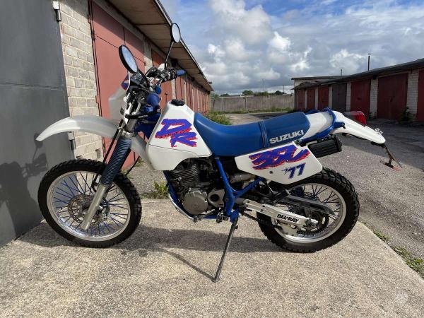 White Suzuki DR 1996 in Klaipeda, with an engine capacity of 0.35 L and mileage of 10 thousand km for 3400 €, photo 1 on AUTOMOTO.COM.LV