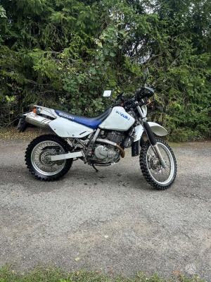 Balts Suzuki DR 1998 Kėdainiai, ar dzinēja tilpumu 0.65 L un nobraukumu 43 tūkst. km par 2900 €, foto  vietnē AUTOMOTO.COM.LV