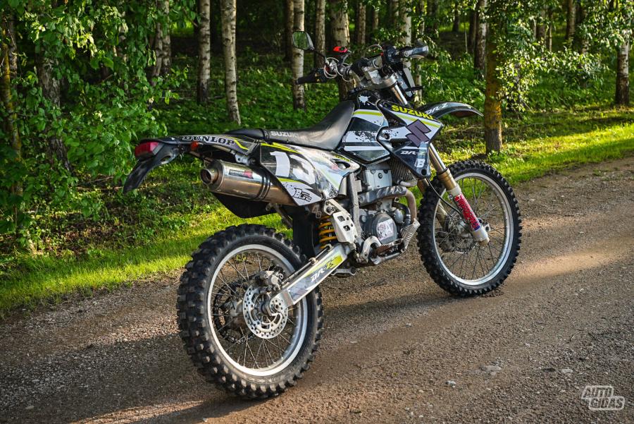 Melns Suzuki DR-Z 2004 Marijampole, ar dzinēja tilpumu 0.40 L un nobraukumu 11 tūkst. km par 4000 €, foto 4 vietnē AUTOMOTO.COM.LV