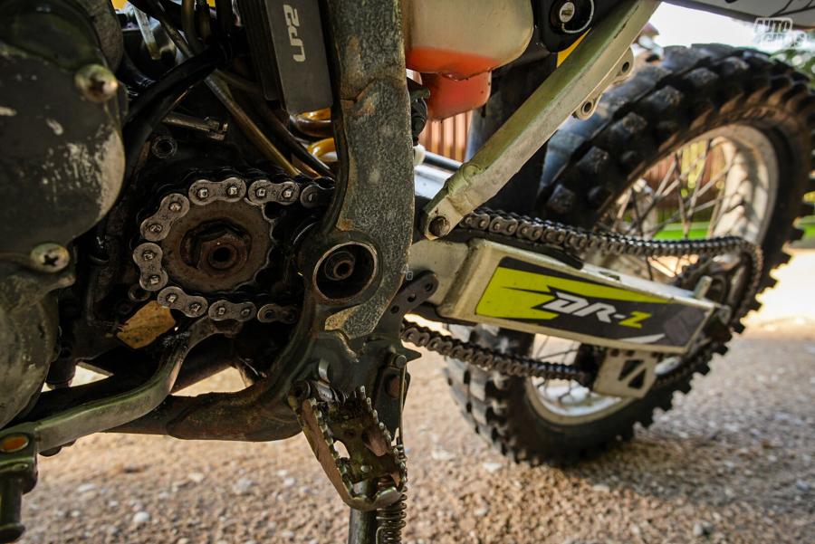 Melns Suzuki DR-Z 2004 Marijampole, ar dzinēja tilpumu 0.40 L un nobraukumu 11 tūkst. km par 4000 €, foto 11 vietnē AUTOMOTO.COM.LV
