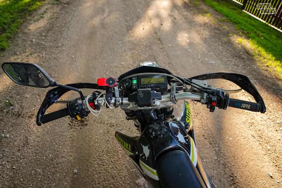 Melns Suzuki DR-Z 2004 Marijampole, ar dzinēja tilpumu 0.40 L un nobraukumu 11 tūkst. km par 4000 €, foto 12 vietnē AUTOMOTO.COM.LV