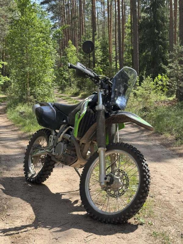 Melns Suzuki DR-Z 2005 Viļņa, ar dzinēja tilpumu 0.40 L un nobraukumu 5 tūkst. km par 4100 €, foto 1 vietnē AUTOMOTO.COM.LV