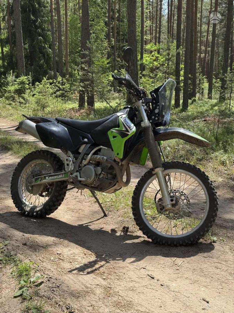 Черный Сузуки DR-Z 2005 в Вильнюс, объемом двигателя 0.40 л и пробегом 5 тыс. км за 4100 €, фото 3 на AUTOMOTO.COM.LV