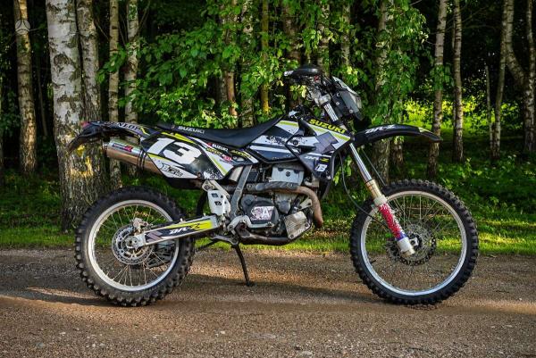 Melns Suzuki DR-Z 2005 Marijampole, ar dzinēja tilpumu 0.40 L un nobraukumu 12 tūkst. km par 3600 €, foto 1 vietnē AUTOMOTO.COM.LV