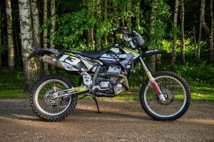 Melns Suzuki DR-Z 2005 Marijampole, ar dzinēja tilpumu 0.40 L un nobraukumu 12 tūkst. km par 3600 €, foto  vietnē AUTOMOTO.COM.LV