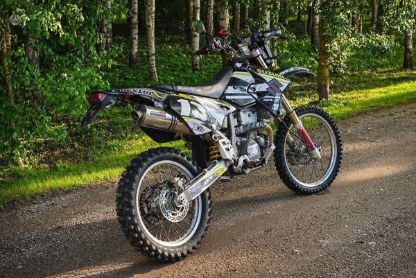 Melns Suzuki DR-Z 2005 Marijampole, ar dzinēja tilpumu 0.40 L un nobraukumu 12 tūkst. km par 3600 €, foto 3 vietnē AUTOMOTO.COM.LV