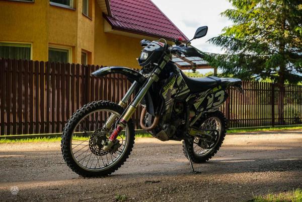 Melns Suzuki DR-Z 2005 Marijampole, ar dzinēja tilpumu 0.40 L un nobraukumu 12 tūkst. km par 3600 €, foto 4 vietnē AUTOMOTO.COM.LV