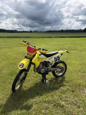 Dzeltens Suzuki DR-Z 2002 Kauņa, ar dzinēja tilpumu 0.40 L un nobraukumu 2 tūkst. km par 3000 €, foto  vietnē AUTOMOTO.COM.LV