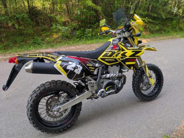 Suzuki DR-Z 2007 in Zarasai on AUTOMOTO.COM.LV Yellow Suzuki DR-Z 2007 in Zarasai, with an engine capacity of 0.40 L and mileage of 35 thousand km for 4000 €, photo 5 on AUTOMOTO.COM.LV