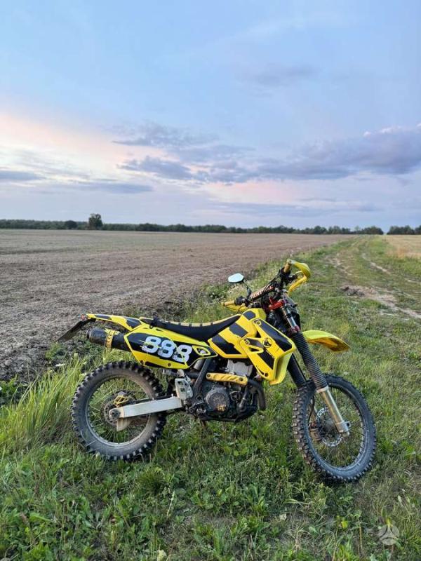 Suzuki DR-Z 2011 in Kaunas on AUTOMOTO.COM.LV Yellow Suzuki DR-Z 2011 in Kaunas, with an engine capacity of 0.40 L and mileage of 25 thousand km for 2999 €, photo 1 on AUTOMOTO.COM.LV