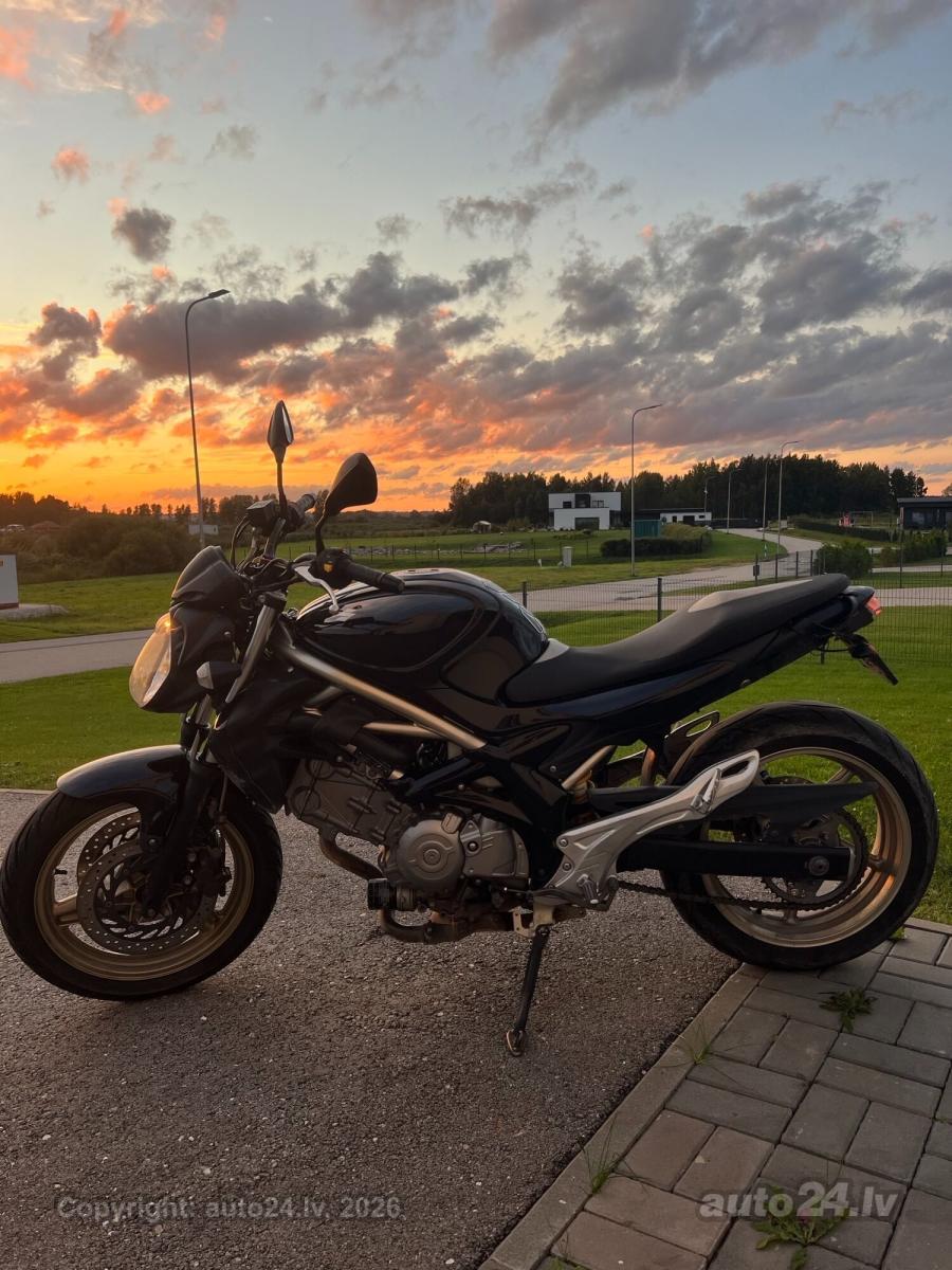 Black Suzuki Gladius 650 2009 in Tallinn, with an engine capacity of 0.65 L and mileage of 22 thousand km for 3099 €, photo 9 on AUTOMOTO.COM.LV