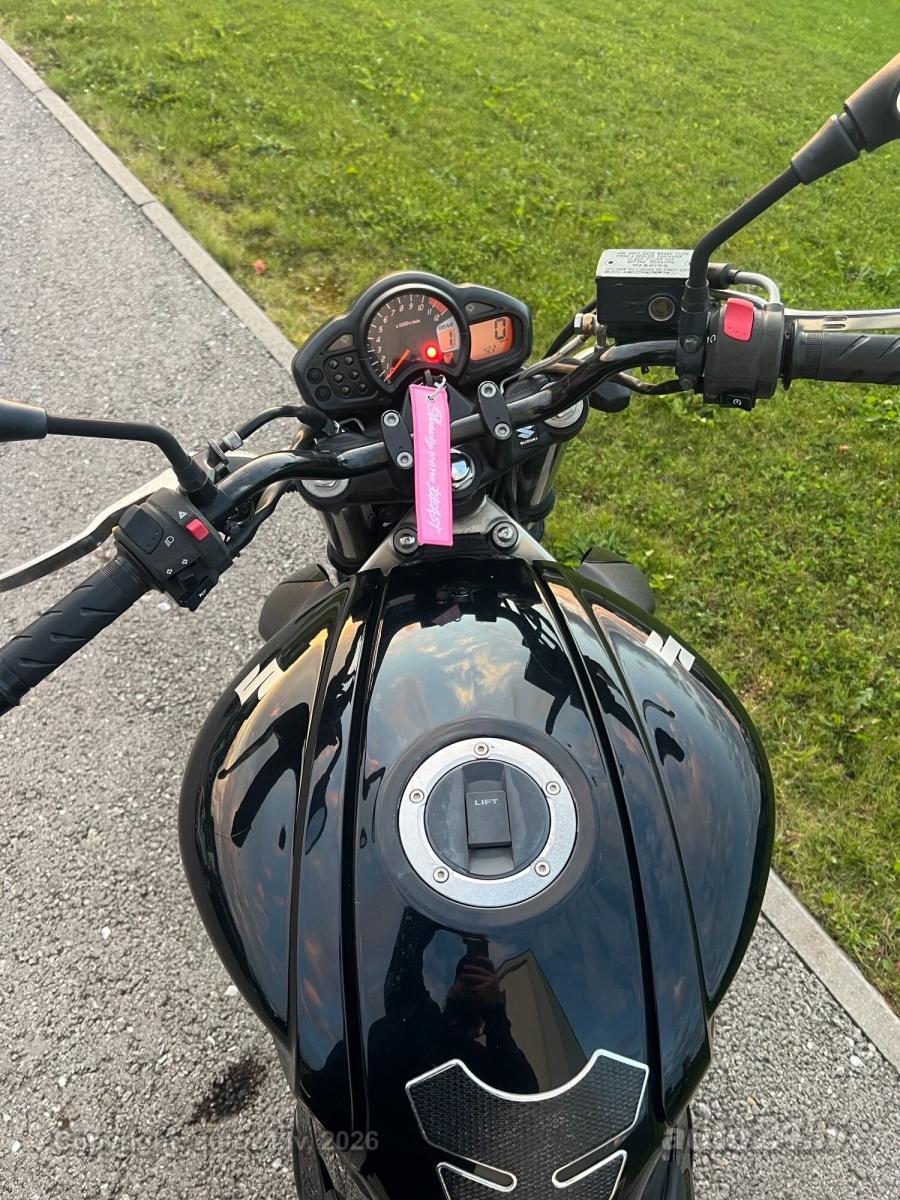Black Suzuki Gladius 650 2009 in Tallinn, with an engine capacity of 0.65 L and mileage of 22 thousand km for 3099 €, photo 11 on AUTOMOTO.COM.LV