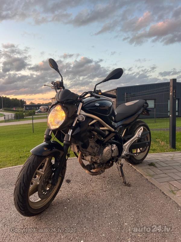Black Suzuki Gladius 650 2009 in Tallinn, with an engine capacity of 0.65 L and mileage of 22 thousand km for 3099 €, photo 1 on AUTOMOTO.COM.LV