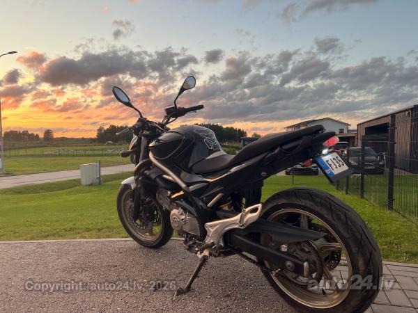 Black Suzuki Gladius 650 2009 in Tallinn, with an engine capacity of 0.65 L and mileage of 22 thousand km for 3099 €, photo 6 on AUTOMOTO.COM.LV