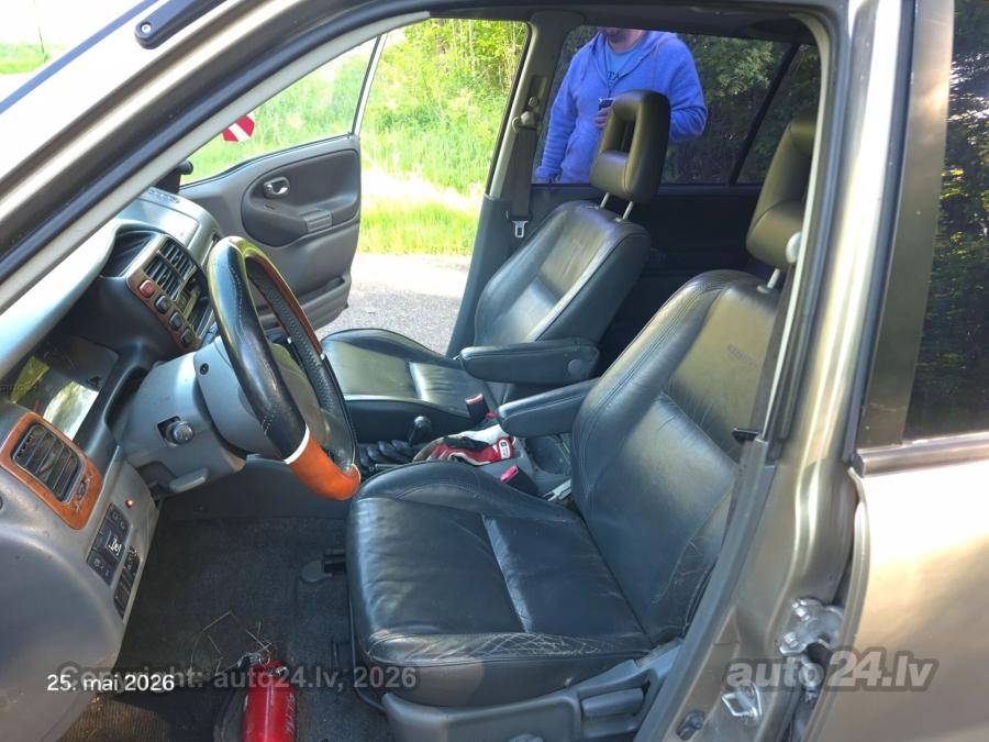 Smilšu krāsa Suzuki grand-vitara 2001 Pērnava, ar dzinēja tilpumu 2.70 L un nobraukumu 387 tūkst. km par 1100 €, foto 3 vietnē AUTOMOTO.COM.LV