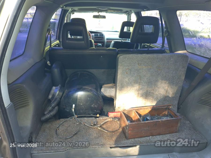 Smilšu krāsa Suzuki grand-vitara 2001 Pērnava, ar dzinēja tilpumu 2.70 L un nobraukumu 387 tūkst. km par 1100 €, foto 11 vietnē AUTOMOTO.COM.LV