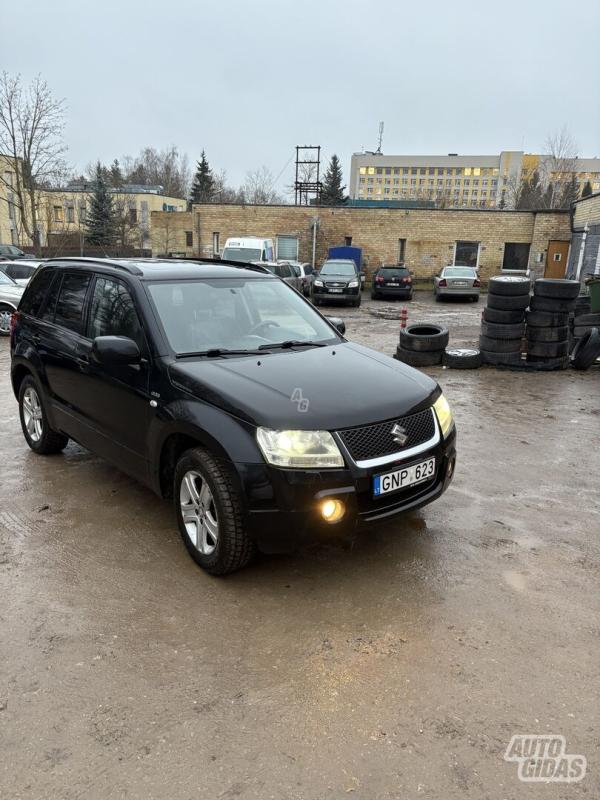 Black Suzuki grand-vitara 2006 in Vilnius, with an engine capacity of 1.90 L and mileage of 325 thousand km for 1399 €, photo 1 on AUTOMOTO.COM.LV