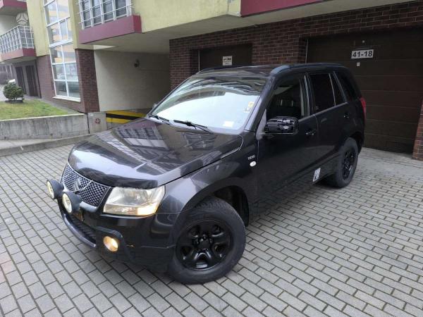 Black Suzuki grand-vitara 2006 in Vilnius, with an engine capacity of 1.90 L and mileage of 317 thousand km for 2550 €, photo 1 on AUTOMOTO.COM.LV