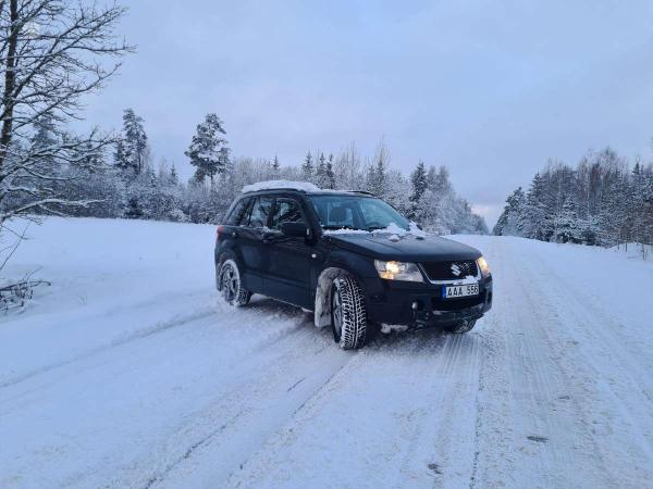 Black Suzuki grand-vitara 2006 in Klaipeda, with an engine capacity of 2.00 L and mileage of 124 thousand km for 3200 €, photo 1 on AUTOMOTO.COM.LV