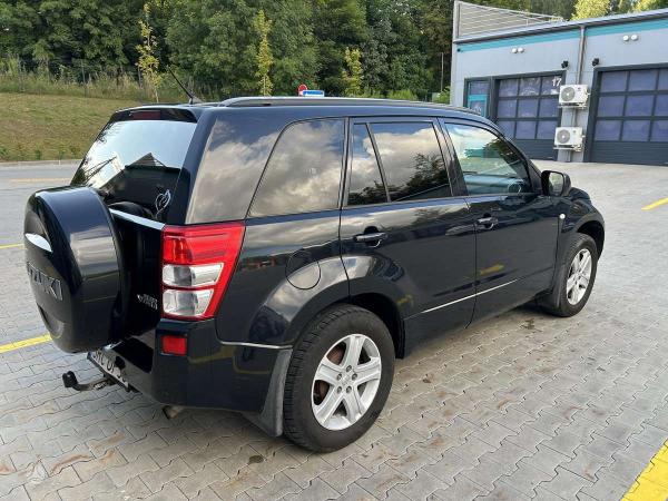 Melns Suzuki grand-vitara 2006 Viļņa, ar dzinēja tilpumu 2.00 L un nobraukumu 230 tūkst. km par 3200 €, foto 3 vietnē AUTOMOTO.COM.LV
