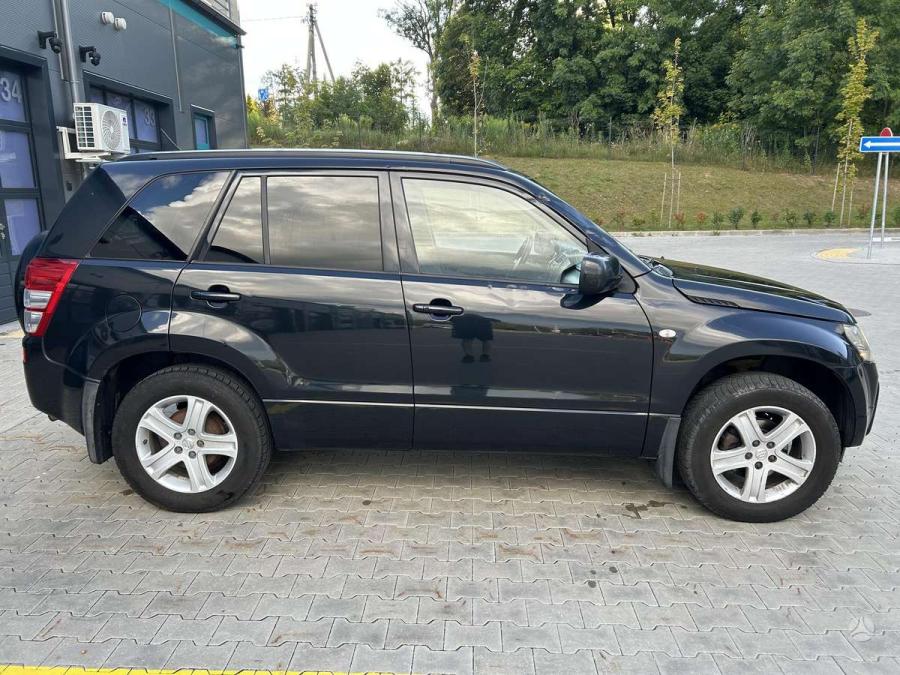 Melns Suzuki grand-vitara 2006 Viļņa, ar dzinēja tilpumu 2.00 L un nobraukumu 230 tūkst. km par 3200 €, foto 5 vietnē AUTOMOTO.COM.LV