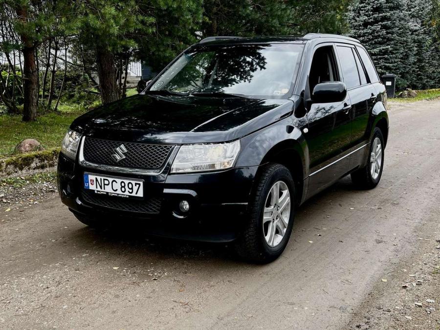 Black Suzuki grand-vitara 2006 in Klaipeda, with an engine capacity of 2.00 L and mileage of 218 thousand km for 2600 €, photo 1 on AUTOMOTO.COM.LV